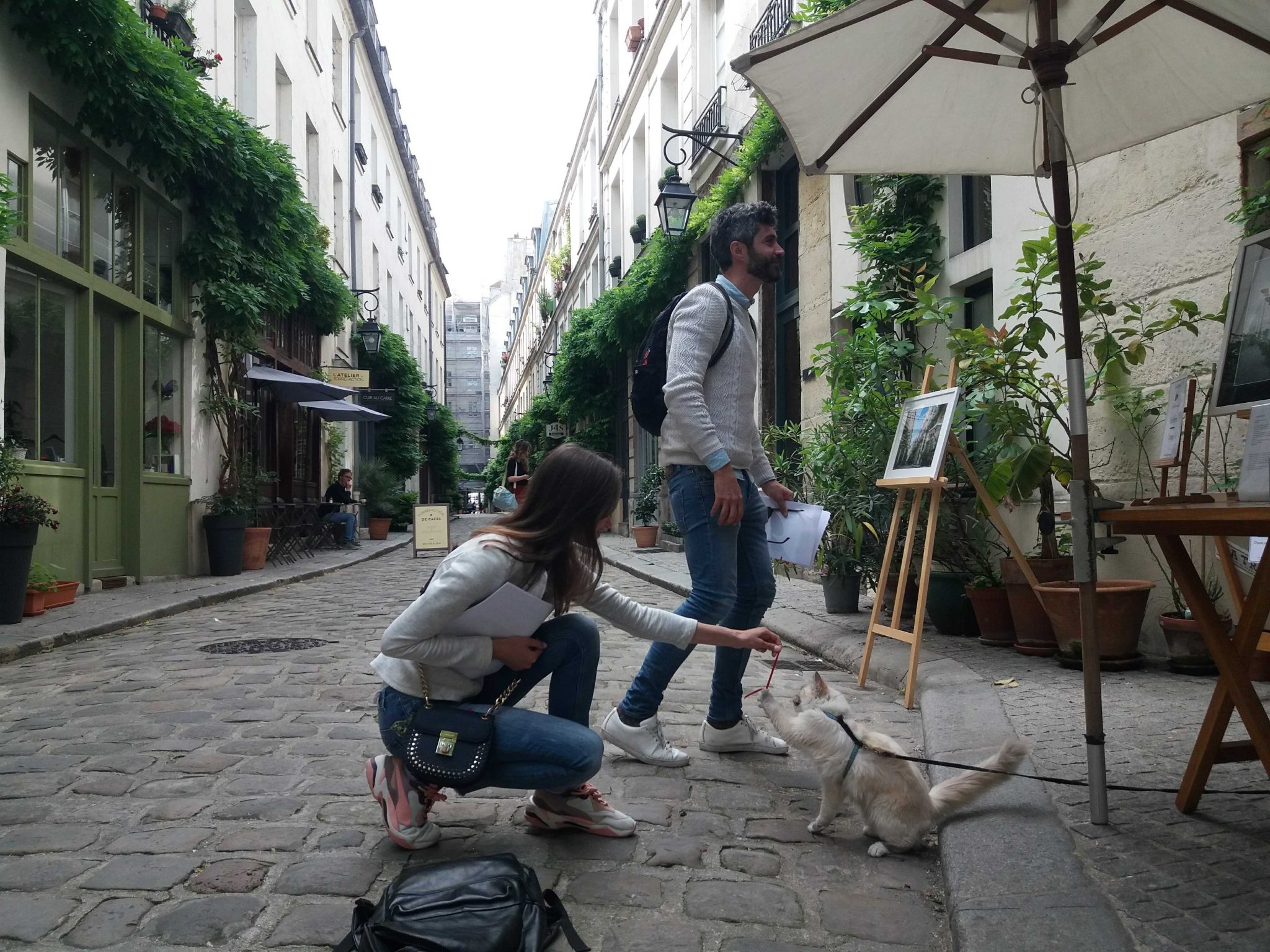 Politeness in France, why the say "Bonjour" but avoid talk?